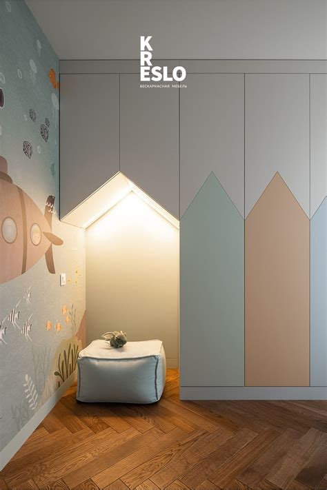 Детская комната в пастельных тонах с нишей и рисунками на стене