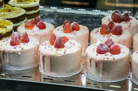 쇼케이스에서 케이크의 다른 유형과 베이커리 가게에서 유리 창 전경에 신선한 딸기로 장식 된 맛있는 크림 과일 케이크 0명에 대한 스톡 사진 및 기타 이미지 Istock