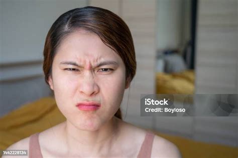 여드름 흉터 주름과 같은 피부 문제가 있는 불행한 아시아 여성의 초상화가 그녀의 얼굴에 발생합니다 35 39세에 대한 스톡 사진 및 기타 이미지 Istock