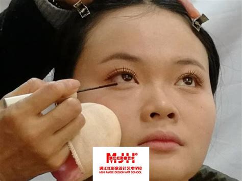 前前后后来学校学习的时间有一周了。班上学习环境很好，老师讲课很细心，同学之间相处也很融洽。白客早上9点半到，一般一天的学习内容是：上午老师讲