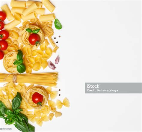 흰색 배경에 다양한 조리되지 않은 파스타 맨 위 보기 요리재료가 들어있는 생 파스타 식품 컨셉 건강한 생활방식에 대한 스톡 사진 및 기타 이미지 Istock