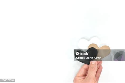 여러 가지 빛깔의 마음을 들고 손 모든 삶은 중요하고 인종 평등 흑인의 삶은 개념이 중요합니다 갈색에 대한 스톡 사진 및 기타