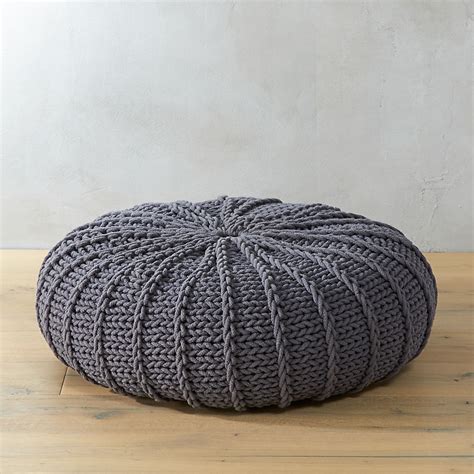 Интерьерные пуфики и декоративные подушки, связанные из толстой пряжи ...