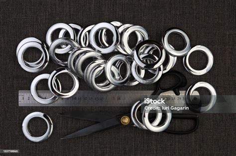디자인 워크샵에서 커튼을 부착하기위한 광택 니켈 도금 또는 크롬 도금 아이렛 0명에 대한 스톡 사진 및 기타 이미지 0명 5 센트 강철 Istock