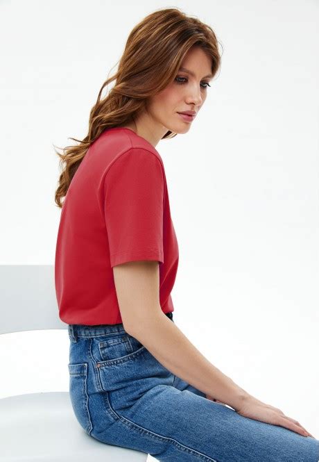Женская футболка цвет красный 870603 870608 купить по цене 1199 руб — интернет магазин Faberlic