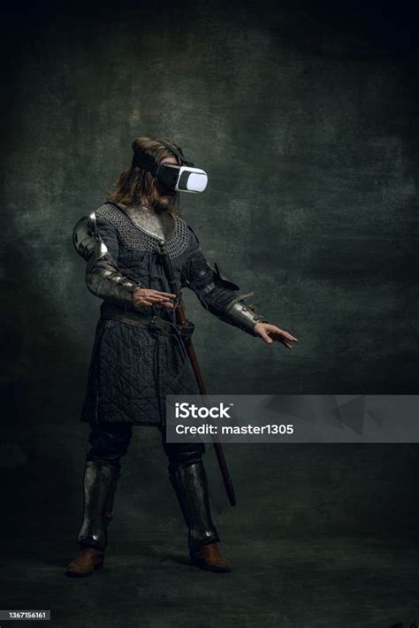 남자의 초상화 중세 전사 어두운 빈티지 배경에 고립 된 Vr 헤드셋에 더러운 상처 얼굴기사 시대 역사의 비교 35 39세에 대한 스톡 사진 및 기타 이미지 Istock