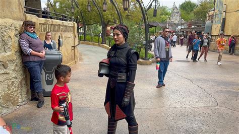 Boba Fett And Fennec Shand Arrive At Star Wars Galaxys Edge At Disneyland