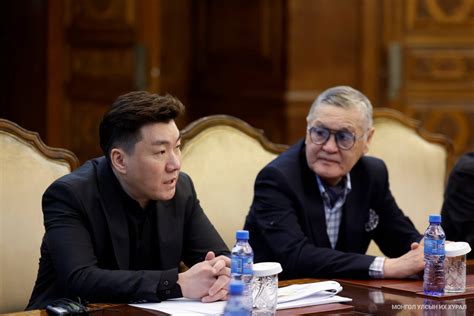 УИХ ын дарга Г Занданшатар уран бүтээлчидтэй санал солилцлоо