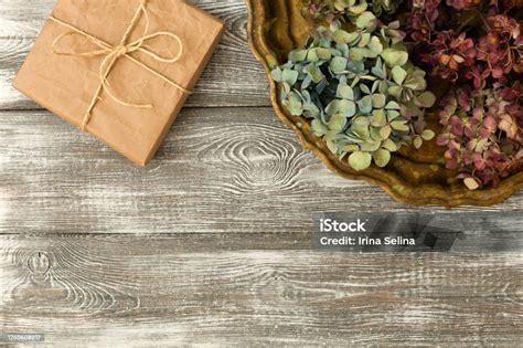 말린 파란색 꽃의 수국이있는 빈티지 트레이 회색 테이블에 크래프트 종이로 싸여 선물 상자 플랫 스타일 텍스트공간을 복사합니다 0명에 대한 스톡 사진 및 기타 이미지 Istock