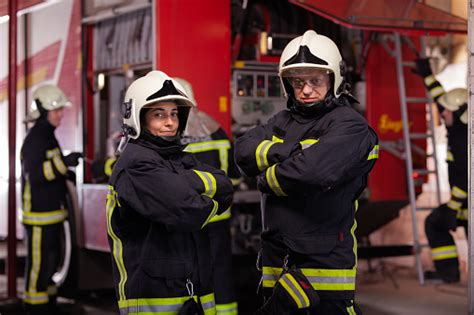 제복을 입은 전문 소방관 2명과 소방차 앞에서 포즈를 취하고 있는 보호 헬멧 구조에 대한 스톡 사진 및 기타 이미지 구조