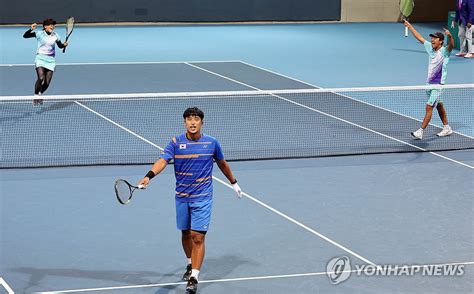 엇갈린 희비 연합뉴스