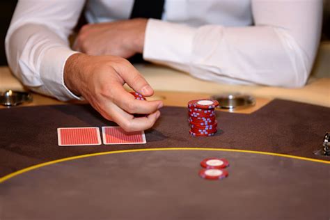 포커 테이블에 포커 플레이어 칩과 카드의 손의 클로즈업 가능성에 대한 스톡 사진 및 기타 이미지 가능성 겜블링 칩 기회 Istock