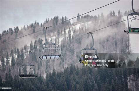 카르파티아인의 케이블 체어리프트를 타고 높이 올라가 앉은 스키어와 스노우보더 겨울에 대한 스톡 사진 및 기타 이미지 겨울