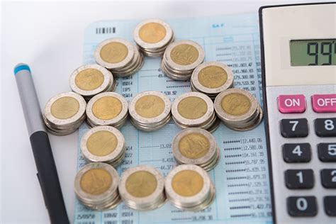 흰색 배경에 계정 책에 집 모양과 계산기로 동전의 스택 금융 및 은행 0명에 대한 스톡 사진 및 기타 이미지 0명 거래 내역서 경제 Istock