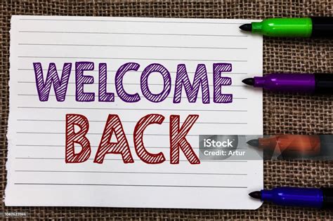 개념적 손을 환영 뒤로 보여주는 작성입니다 비즈니스 사진 보여주는 따뜻한 인사 도착 반복 기꺼이 수락 기쁘게 노트북 종이 중요 한 알림 마커 황 마 배경 Welcome