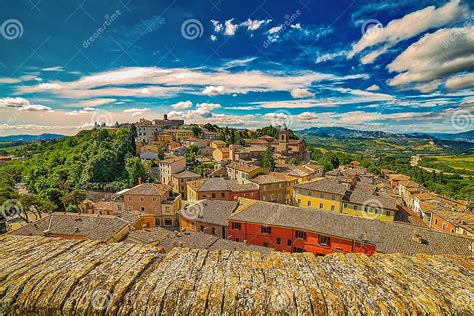 Взгляд итальянской средневековой деревни Стоковое Фото изображение насчитывающей село