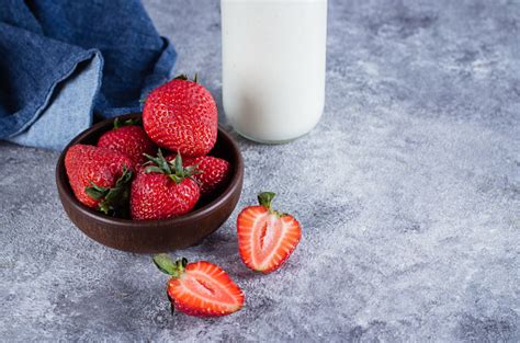 신선한 유기농 그리스어 요구르트 또는 회색 콘크리트 테이블 배경에 딸기와 우유 아침 건강 한 재료입니다 공간 복사 0명에 대한 스톡 사진 및 기타 이미지 Istock