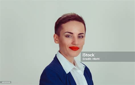 당신을 고립 된 녹색 회색 배경을보고 행복한 심각한 젊은 아름다운 행복한 비즈니스 여성 클로즈업 자신감 변호사 교사 사무실