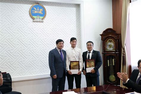 Дэлхийн ур чадварын тэмцээнд амжилттай оролцсон оюутнуудыг шагнав