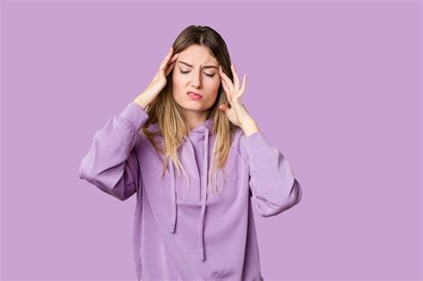 Tocarse Las Sienes Y Tener Dolor De Cabeza Foto Premium