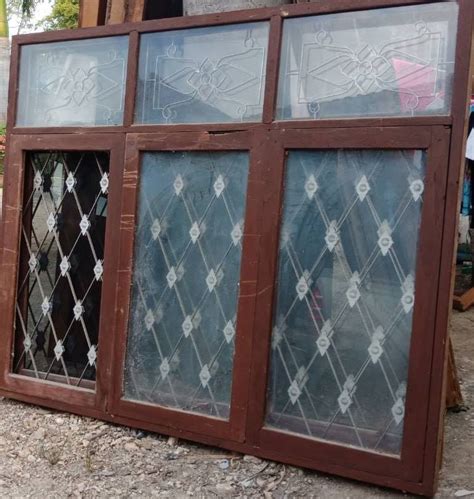 หน้าต่างกระจกพร้อมเหล็กดัดชุด3บาน คอกระจก ลายเหล็กดัดสวยงามมากค่ะ ขนาดกว้าง187x157cm มี2ชุด