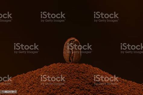 갓 구운 커피 콩은 갈색 배경에 한 줌의 분쇄 커피위에 서 있습니다 격리된 매크로 엽서 배너 공간을 복사합니다 갈색에 대한 스톡 사진 및 기타 이미지 Istock