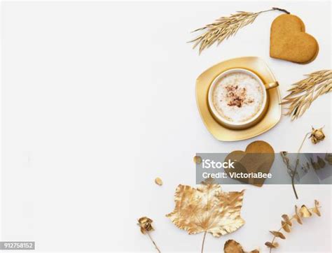 골드 컵 커피 심장 모양의 쿠키와 골드 장식의 플랫 누워 배경 개념에 대한 스톡 사진 및 기타 이미지 개념 개념과 주제