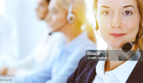 햇볕이 잘 드는 사무실에서 일하는 다양한 전화 사업자 그룹 헤드폰 컨설팅 클라이언트와 잘 생긴 비즈니스 여성 콜센터 및 비즈니스 피플 컨셉 3 명에 대한 스톡 사진 및 기타