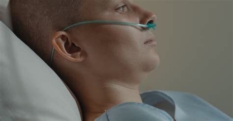 실내 가망 없음 감정적인 객관적인 건강 상태 누워만 있는 대머리 병 병원 병원 가운 비강 캐뉼라 비강 캐뉼라 산소 산소 수직 쐈어 슬픈 슬픔