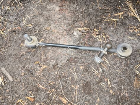 30. Передние стойки стабилизатора. Накладки на петли багажника — Toyota ...