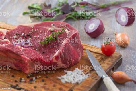 그릴에 대 한 원시 티 본 스테이크 또는 바베 큐 세 나무 배경 위에 칼으로 절단 보드에 상위 보기 고기에 대한 스톡 사진 및 기타 이미지 Istock