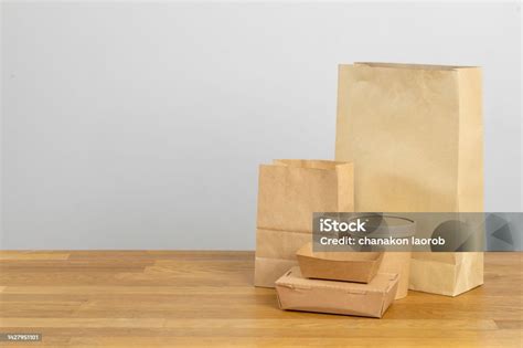 환경 친화적 인 식품 포장 종이 재활용 제로 폐기물 천연 제품 자연과 재활용 개념의 음식 일회용 케이터링을위한 종이 상자 배경에 플라스틱 무료 세트 가방에 대한 스톡 사진