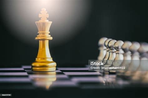 체스판에 전략 체스 전투 정보 도전 게임입니다 성공 전략 개념입니다 체스 비즈니스 리더와 성공 아이디어입니다 체스 전략 게임 비즈니스 경쟁 성공을 재생할 수 있습니다 개념에