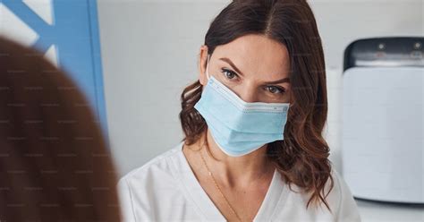 매력적인 여성 미용사는 의료 얼굴 마스크를 착용하고 고객과 이야기하고 클립보드에 글을 씁니다 사진 Unsplash의 건강한 라이프스타일 이미지