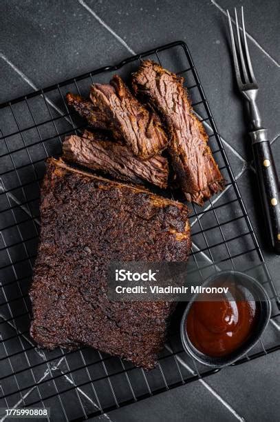 다진 쇠고기 양지머리 바베큐 향신료로 문지르고 텍사스 흡연자에서 훈제하는 전통 고기 검은 배경입니다 상위 뷰 갈색에 대한 스톡 사진 및 기타 이미지 Istock
