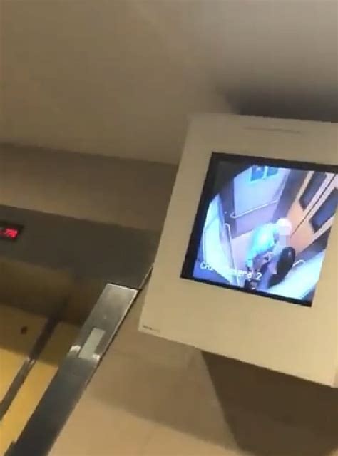 Couples That PDA In MRT Lift Prove Small Spaces Aren T An Obstacle