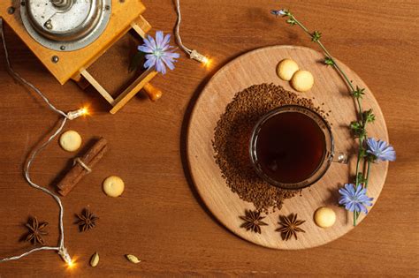 나무 트레이에 지상 치커리 뿌리 치커리 과립과 꽃 빈티지 커피 분쇄기와 빛나는 화환으로 만든 뜨거운 음료 맨 위로 0명에 대한 스톡 사진 및 기타 이미지 Istock