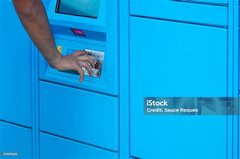 배송 및 패키지의 배송 및 물류 보관을 위한 파란색 보관함 한 남자의 손이 이 사물함의 키보드를 두드려 문을 여는 것이 보인다 개성 개념에 대한 스톡 사진 및 기타 이미지