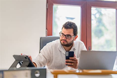 사무실 책상에서 디지털 태블릿과 스마트폰을 사용하는 사업가 Brand Name Online Messaging Platform에 대한 스톡 사진 및 기타 이미지 Brand