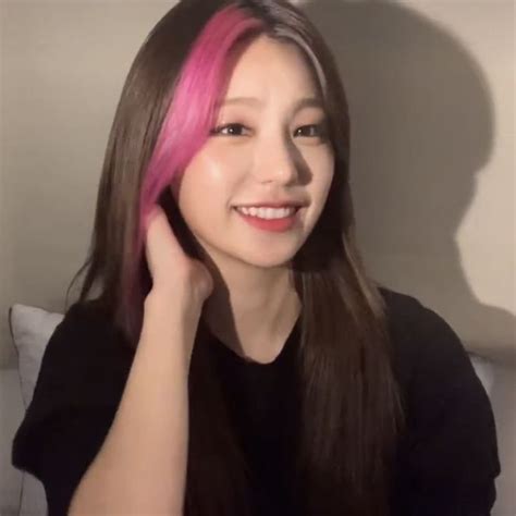 Yeji Pink Hair Beauty Long Hair Styles