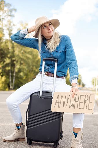 젊은 사려 깊은 여자는 머리를 긁고 어디서나 비문이 새겨진 판지를 들고 숲 근처의 여행 가방에 앉아있다 35 39세에 대한 스톡 사진 및 기타 이미지 Istock