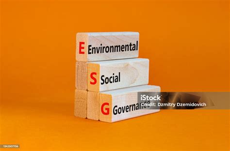 Esg 환경 사회 거버넌스 기호 단어 Esg 환경 사회 거버넌스와 나무 블록 주황색 배경 비즈니스 및 Esg 환경 사회 거버넌스 개념 공간을 복사합니다 환경 사회 지배