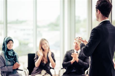 다양 한 비즈니스 회의에 강력한 회의 제공 하는 비즈니스 관리자 가정의 방에 대한 스톡 사진 및 기타 이미지 가정의 방 경영자 교습 Istock