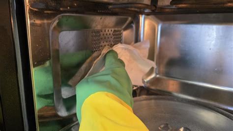 전자레인지 청소 ‘이것 한 컵 넣고 돌렸더니 기름때까지 싹 지워졌습니다