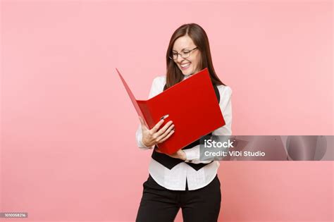 분홍색 배경에 고립 된 종이 문서에 대 한 빨간색 폴더에 안경에 젊은 웃음 즐거운 성공적인 비즈니스 여자 여자 보스입니다 성과 경력 부입니다 광고에 대 한 공간을 복사