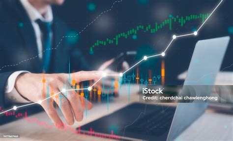 투자 금융 및 저축 개념 컴퓨터 랩톱 및 가상 거래 그래프 비즈니스 성장 및 투자 전략으로 테이블에서 작업하는 사업가 주식 시장 거래 경제 거래소 가격에 대한 스톡 사진 및