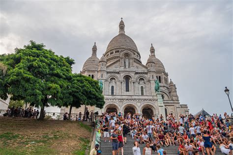 관광객에는 교회의 사크 레 쾨 르 파리 프랑스의 몽 마 르 뜨에 흐린 경우에 뜨거운 여름 오후에 단계에 건물 외관에 대한 스톡 사진 및 기타 이미지 Istock