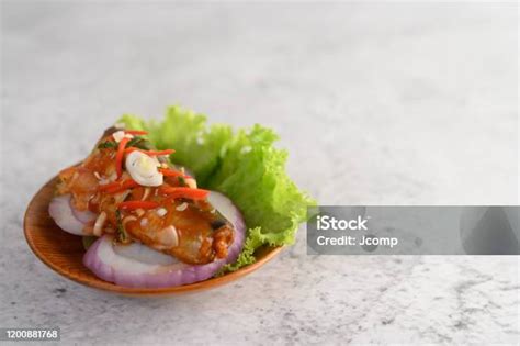 매운 소스를 곁들인 매콤한 통조림 정어리 샐러드를 나무 그릇에 담는 식욕을 돋우는 건강한 생활방식에 대한 스톡 사진 및 기타