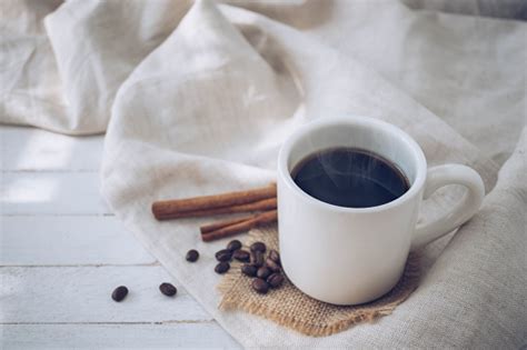 원두 커피와 계 피 나무 배경에 흰색 머그잔에 뜨거운 커피 0명에 대한 스톡 사진 및 기타 이미지 0명 갈색 개념 Istock