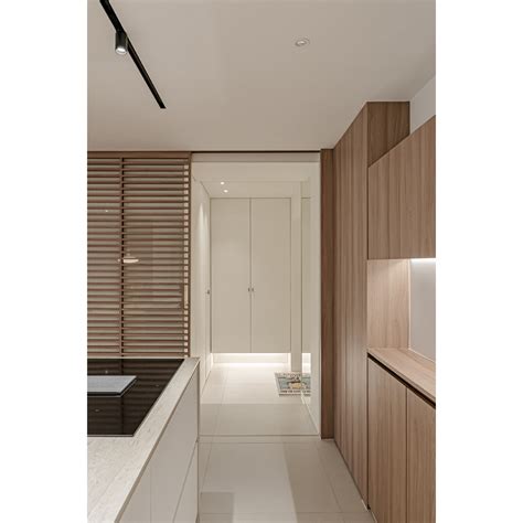 데이원디자인 ⠀ 햇빛을 닮아 따뜻한 색감을 가진 오크와 순백의 화이트를 조합하여 오크 앤 화이트 컨셉으로 완성된 현장입니다 각각 원목마루와 타일로 시공된 거실과